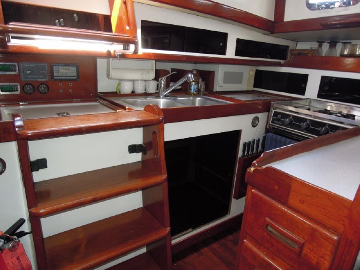 HABANA Cruising Sailboat KELLY PETERSON 44' 1979 | YATCO