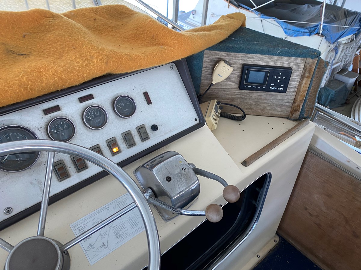 41ft Chris Craft Commander Cruising Yacht CHRIS-CRAFT 41' 1983 | YATCO