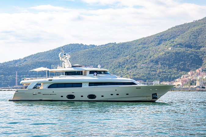 AKAR XIII Motor Yacht FERRETTI CUSTOM LINE 110' 4" 2008 | YATCO