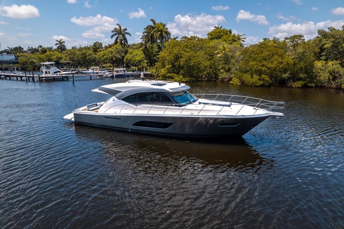 575 SUV Motor Yacht RIVIERA AUSTRALIA 56' 5" 2022 | YATCO