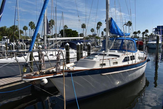 Charitoo Center Cockpit IRWIN YACHTS 38' 1984 | YATCO