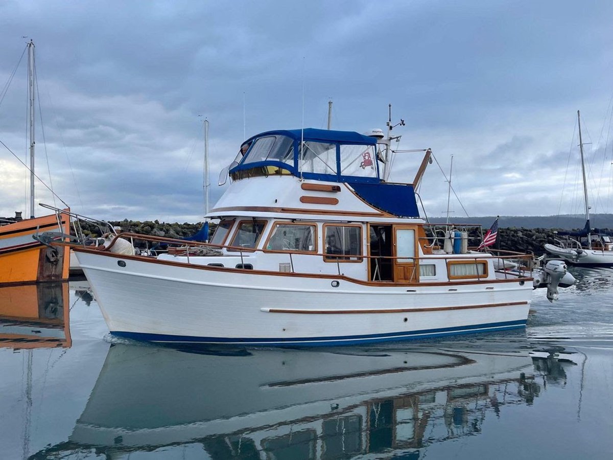 1978 Universal Marine 36 Tri-Cabin Trawler Trawler Yacht UNIVERSAL ...