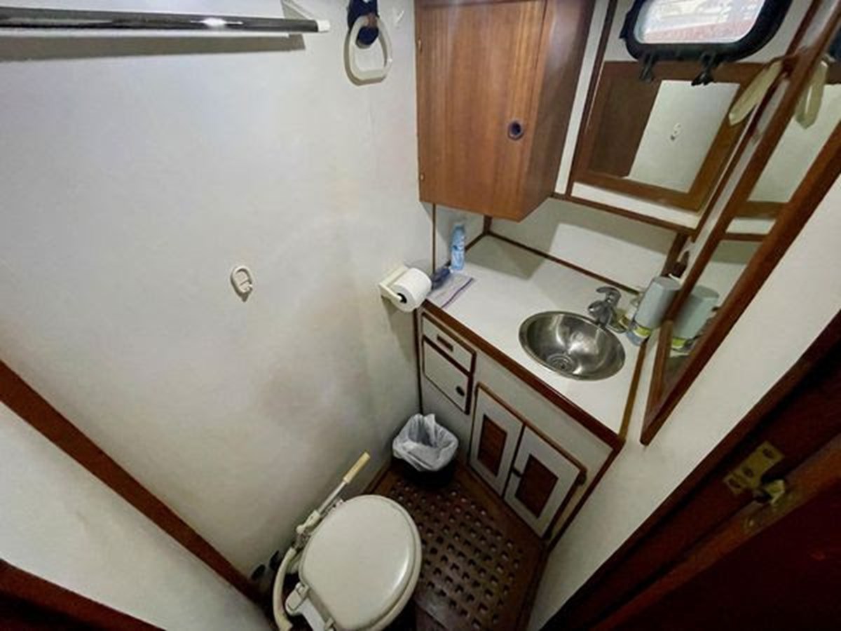 1978 Universal Marine 36 Tri-Cabin Trawler Trawler Yacht UNIVERSAL ...