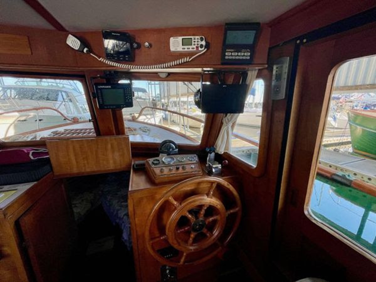 1978 Universal Marine 36 Tri-Cabin Trawler Trawler Yacht UNIVERSAL ...
