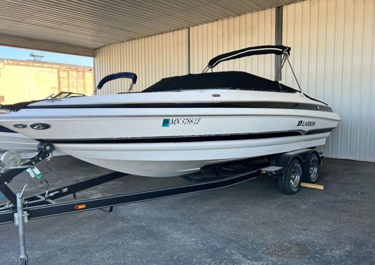 2005 Larson 248 LXI | Superyacht Sales and Charter