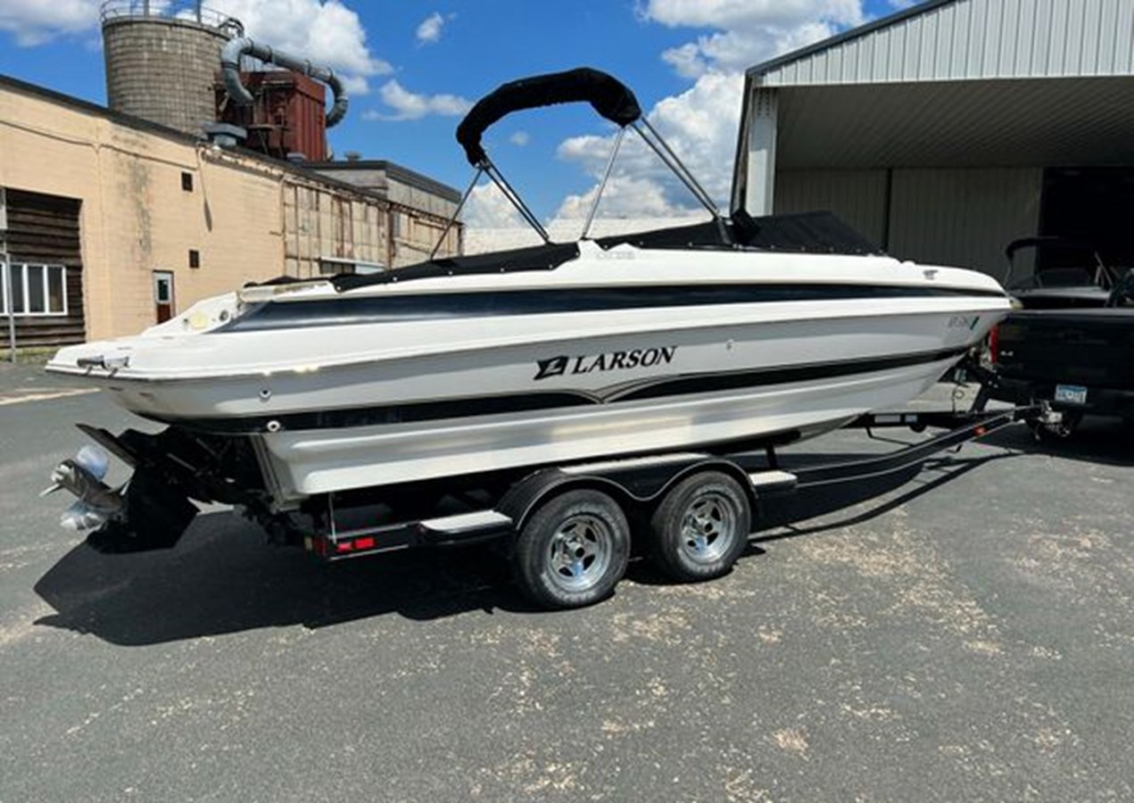 2005 Larson 248 LXI | Superyacht Sales and Charter