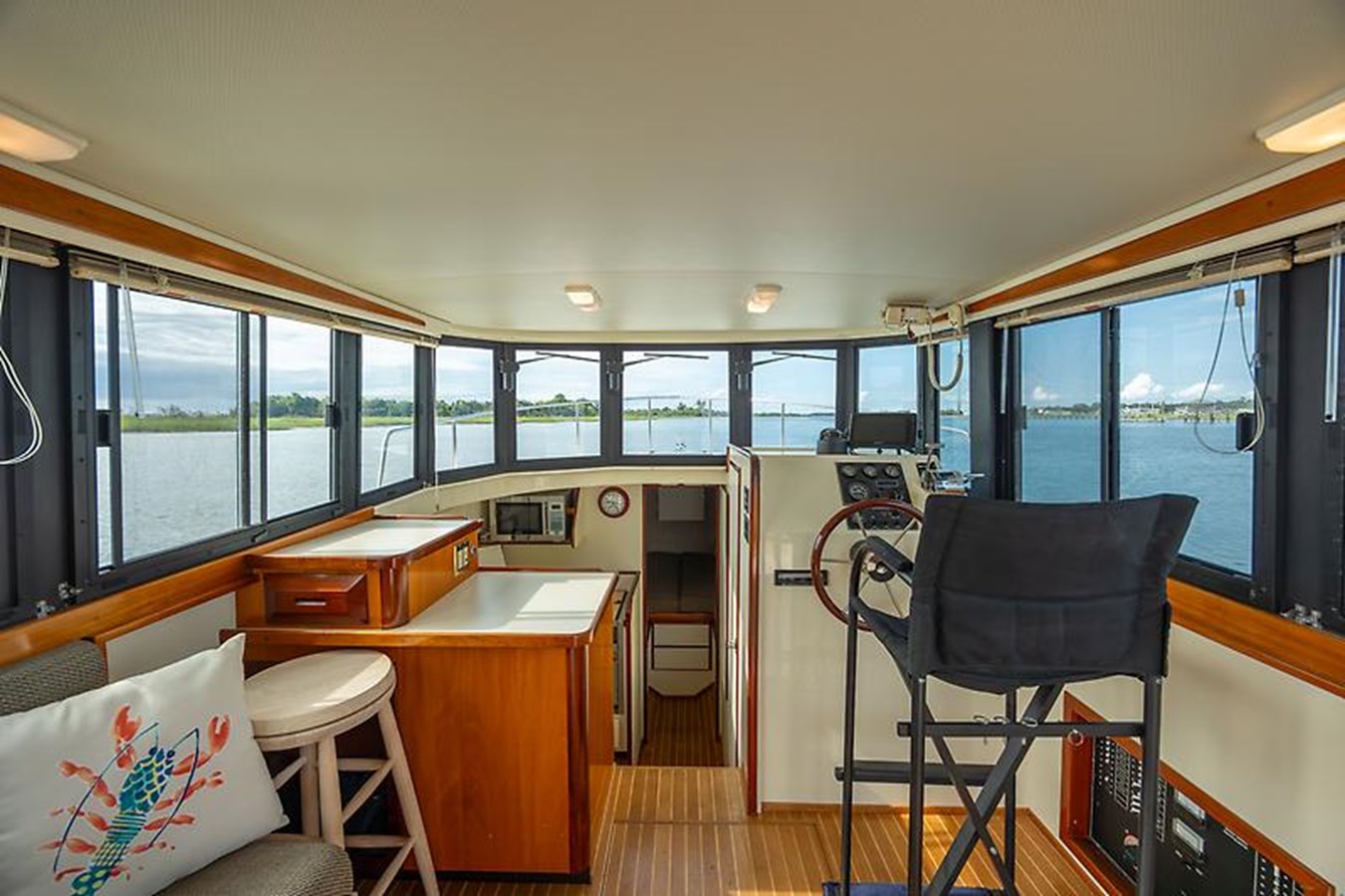 Summertime Trawler Yacht CAMANO 31' 2004 | YATCO