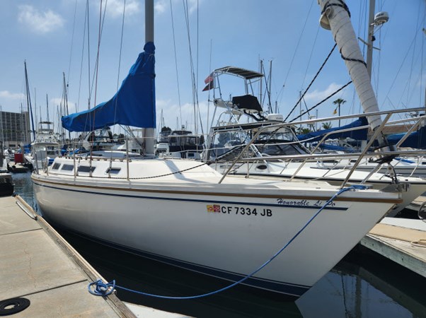 Li Po Cruising or Racing Sailboat CATALINA 36' 1985 | YATCO