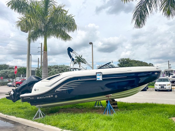 2024 BAYLINER Yacht for Sale | 21' 7" Boat Florida 444634 | YATCO